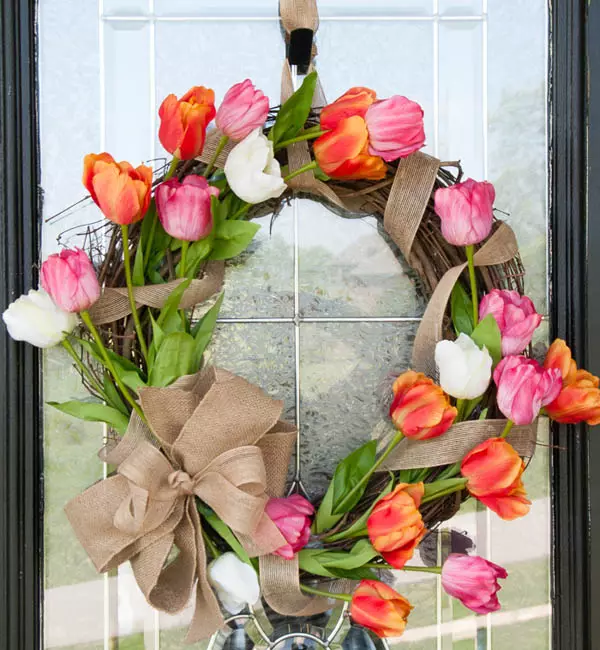 春の花輪：春の花輪のドアの上でそれをしなさい