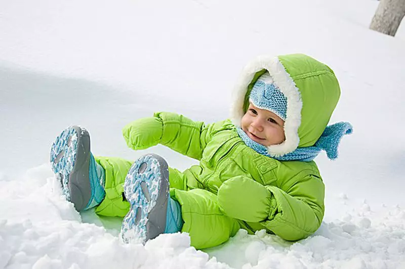 Beba kombinezoda za zimu: vrste kombinezona djece, kakav dječji kombinirani prijebor?