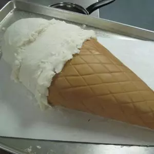 Ice cream cake: Giunsa ang pag-adorno sa usa ka cake sa porma sa ice cream?