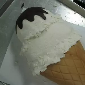 Ice cream cake: Giunsa ang pag-adorno sa usa ka cake sa porma sa ice cream?