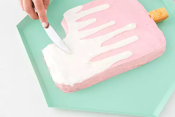 IJscake: Hoe een cake in de vorm van ijs te versieren?