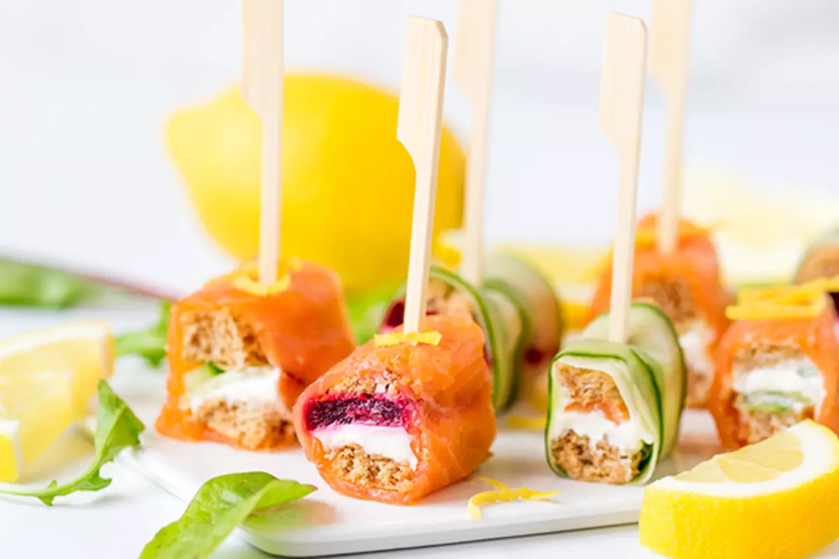 Canapes na usoro tebụl ememme na foto: canapes na skewers