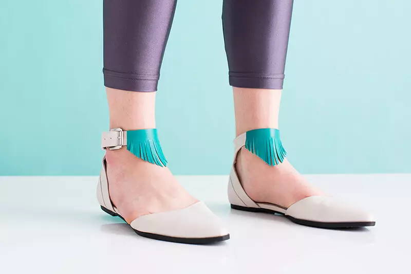 Hoe de sandalen met je eigen handen te versieren? Hoe oude sandalen bij te werken?