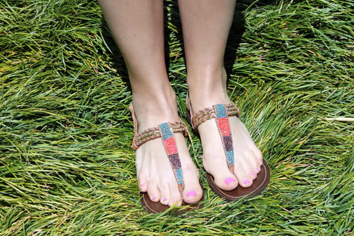 Hoe om die sandale met jou eie hande te versier? Hoe om ou sandale op te dateer?