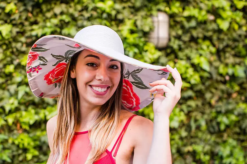 Hats e grave verore: Si të dekoroj një kapelë verore?