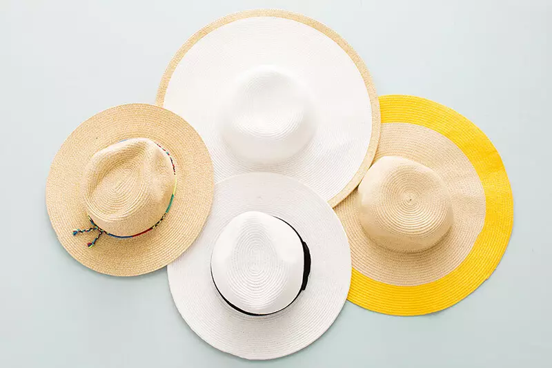 موسم گرما کی خواتین کی ٹوپی: موسم گرما کی ٹوپی کو کیسے سجانے کے لئے؟