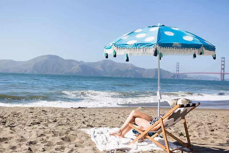 Pludmales lietussargs: kā izrotāt pludmales lietussargu darīt to pats?