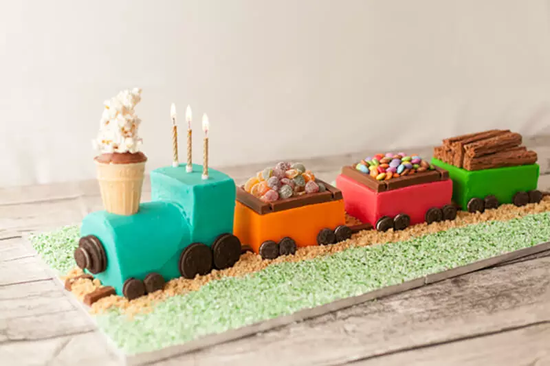 財寶蛋糕：以攜帶的火車的形式蛋糕