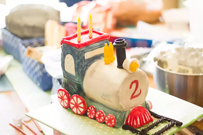 재무부 케이크 : 당신의 손으로 기차의 형태로 케이크