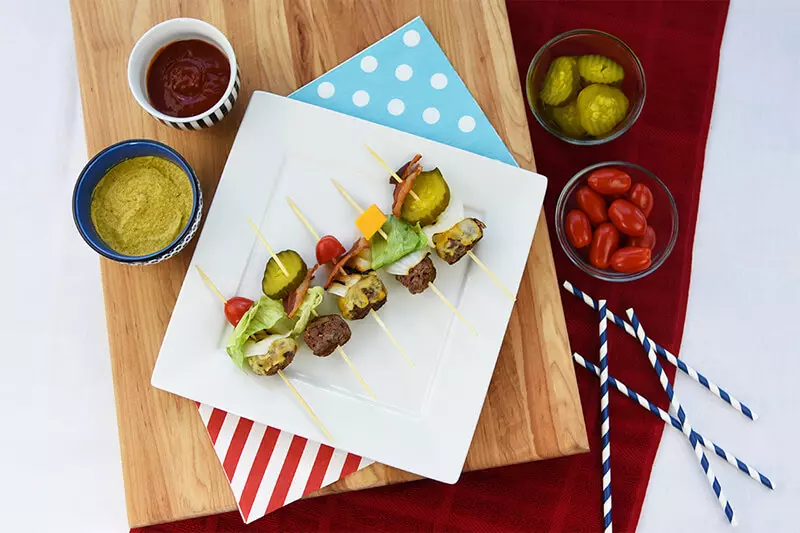 Canape com receita de carne. Canapes em uma mesa festiva