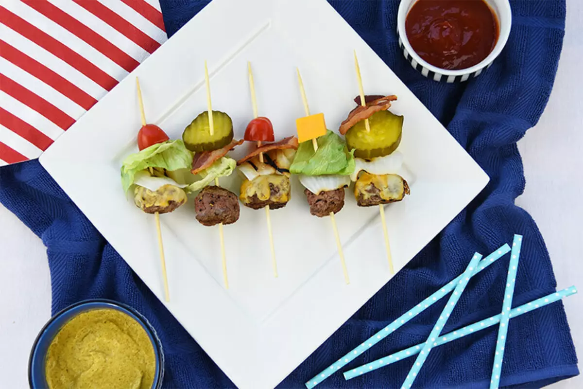 Canape con ricetta di carne. Tantine su un tavolo festivo