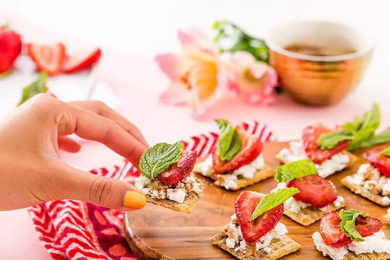 Snack amin'ny crackers miaraka amin'ny recipe strawberry