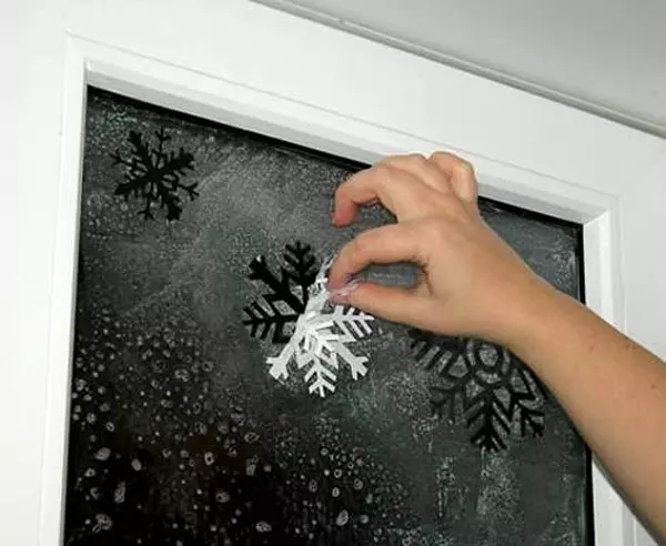 Stencils on the windows for the new year 2016. How to decorate the window by the New Year stench?