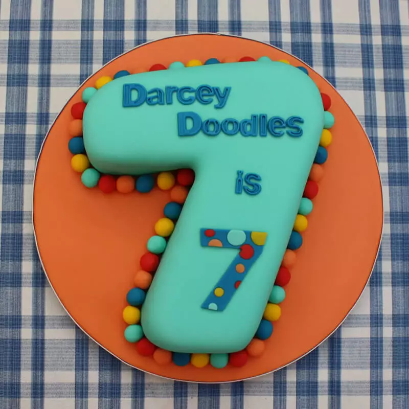 Tårta 7: Tårta i 7 år Tjej och pojke med egna händer