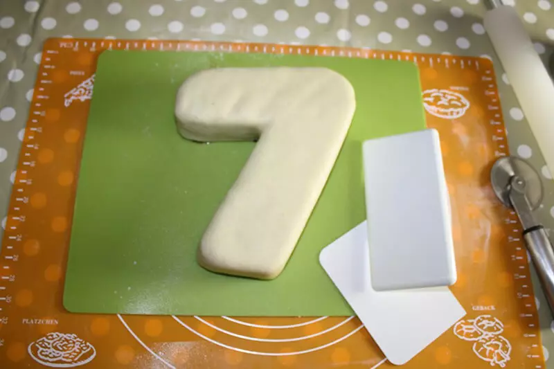 केक 7: अपने हाथों से 7 साल की लड़की और लड़के के लिए केक
