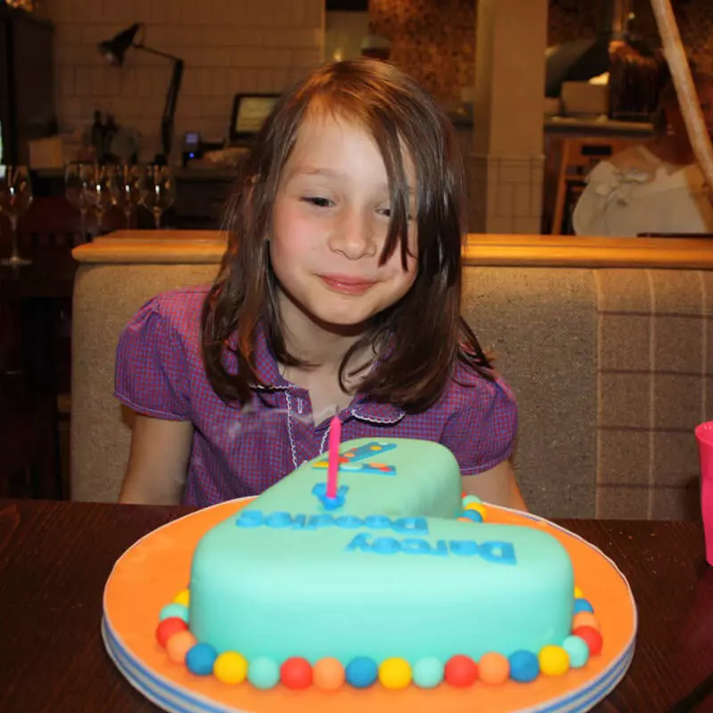 蛋糕7：蛋糕7年女孩和男孩用自己的手