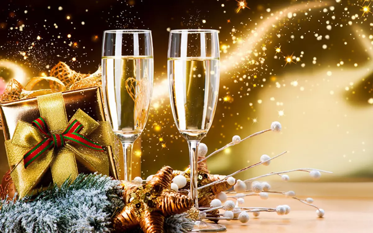 ປ້າຍຊື່ Bottles: ປີໃຫມ່ຂອງ Champagne 2017, ເຫລົ້າປີໃຫມ່, Vodka ປີໃຫມ່
