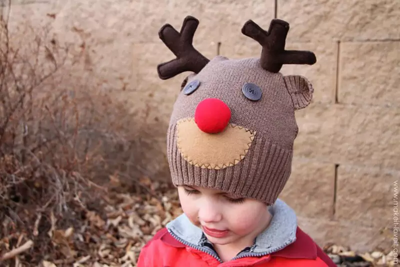 Sombreros de navidad. Las gorras de año nuevo lo hacen usted mismo para los niños.