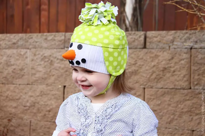 Sombreros de navidad. Las gorras de año nuevo lo hacen usted mismo para los niños.