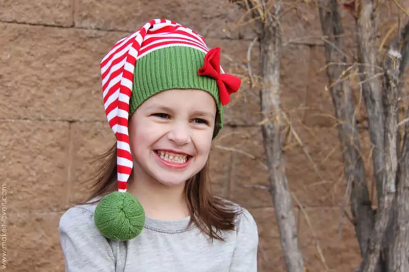 Sombreros de navidad. Las gorras de año nuevo lo hacen usted mismo para los niños.