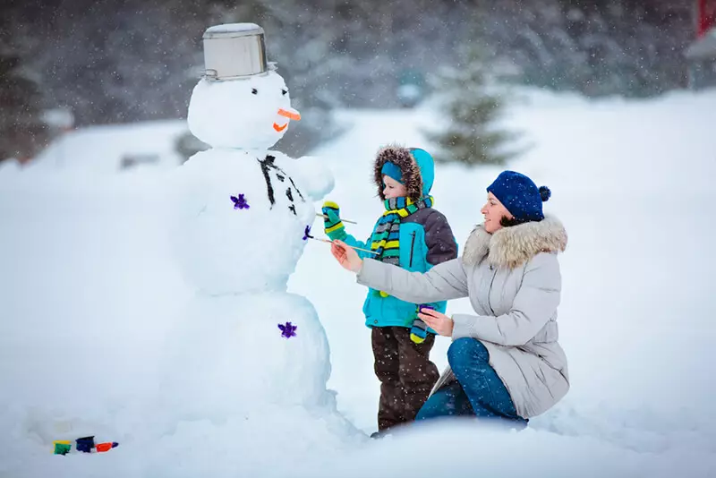 Hoe blinde sneeuwpop uit sneeuw: instructie, foto's en ideeën