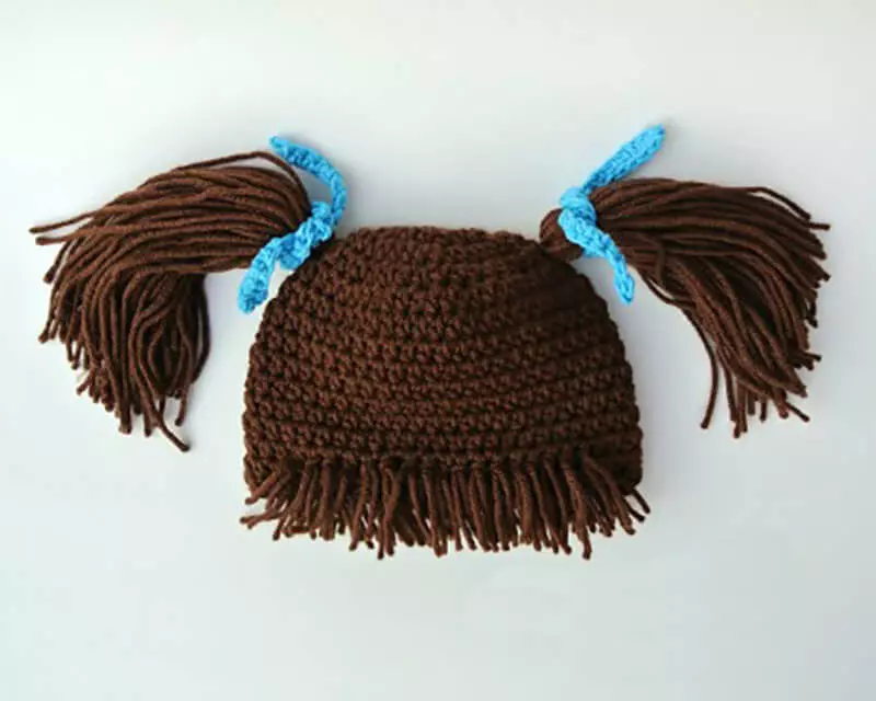 Kızlar için örme kapaklar: örme şapkalar, saçlı kapaklar, kulakları ile şapka 2157_13