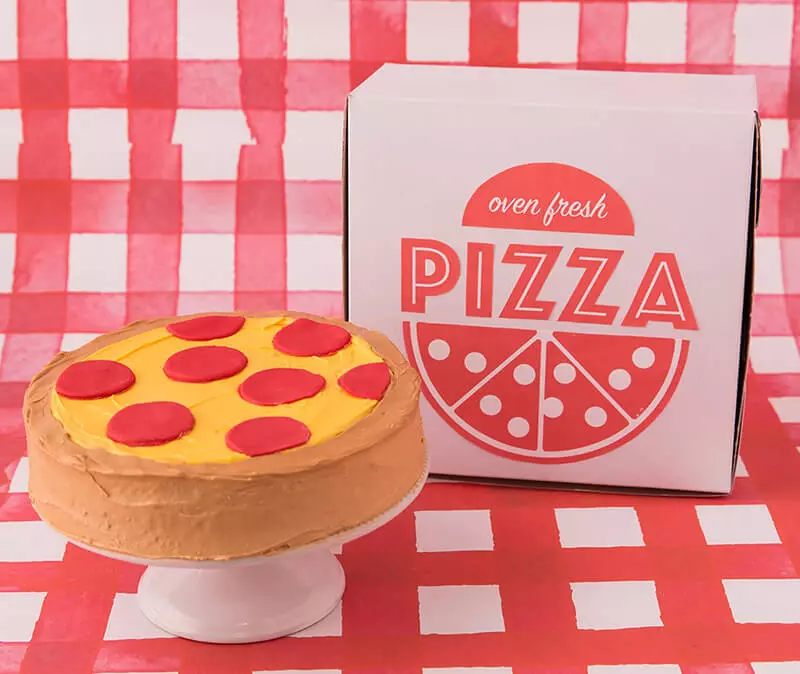 Hoe om 'n koek van 'n beginner te versier: 'n koek pizza, 'n koek in die vorm van pizza 2166_1