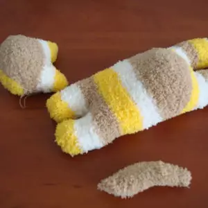 Speelgoed van sokkies met hul eie hande. Hoe om 'n speelding van die sokkie te maak?