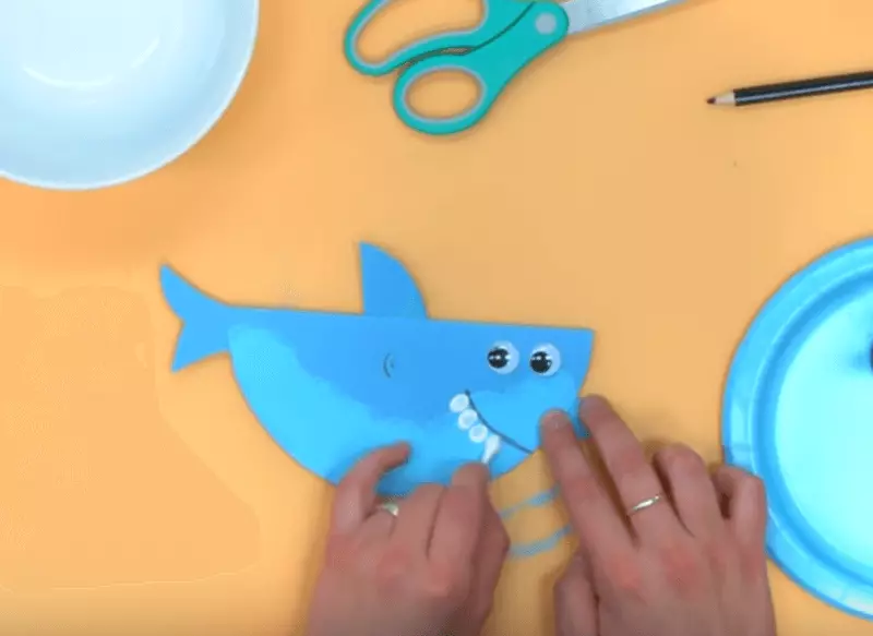 Acouns направени од хартија. Како да направите ајкула со свои раце? 219_13