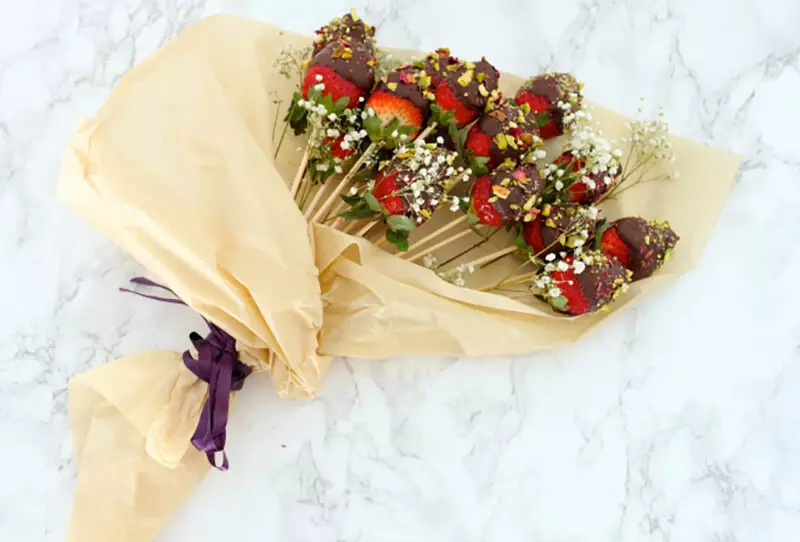 Sejambak strawberi. Bouquet strawberi melakukannya sendiri 2201_18