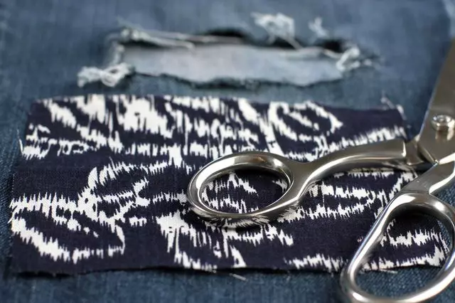 Como costurar buracos nos joelhos em jeans? 2211_4