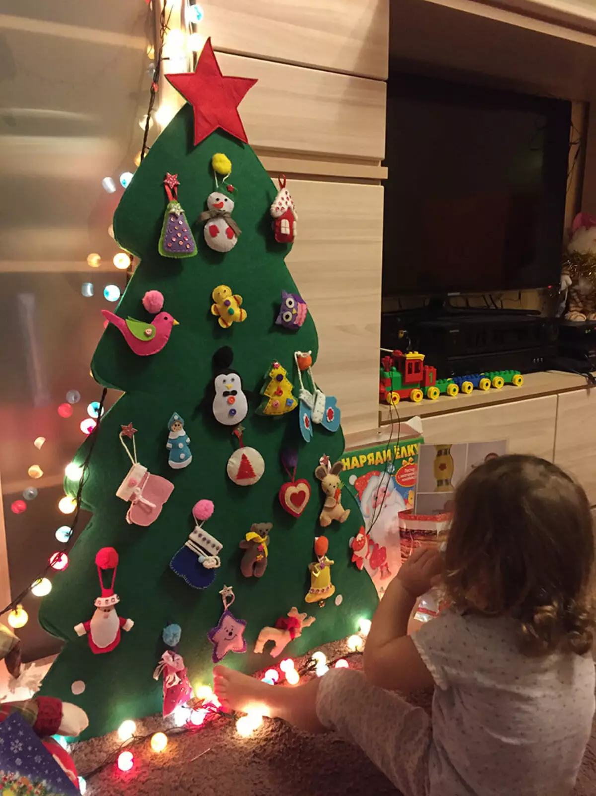עץ חג המולד עם הידיים שלך. עצים חג המולד של ילדים עושים את זה בעצמך 2246_1