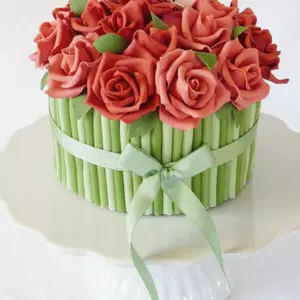 کیک با گل. کیک با دست های خود تزئین شده است
