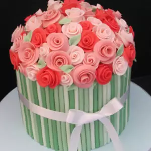 花のケーキ。彼ら自身のハンズと花で飾られたケーキ