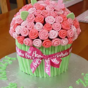 cake ທີ່ມີດອກ. ເຄ້ກຕົກແຕ່ງດ້ວຍດອກໄມ້ດ້ວຍມືຂອງພວກເຂົາເອງ