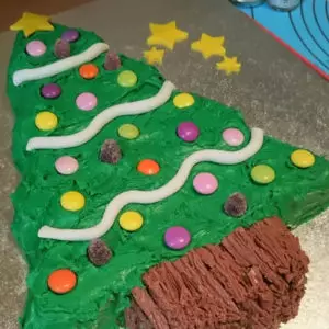 新年的蛋糕樹。蛋糕以聖誕樹的形式