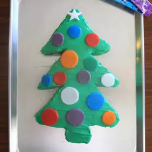 Neujahrskuchenbaum. Kuchen in Form eines Weihnachtsbaums