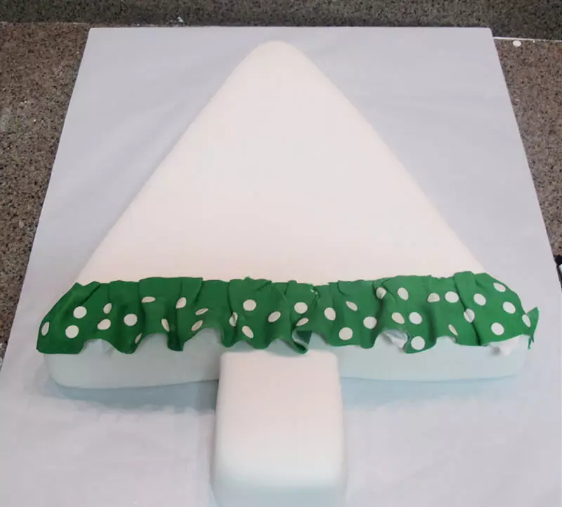 새 해의 케이크 트리입니다. 크리스마스 트리의 형태로 케이크 2294_35