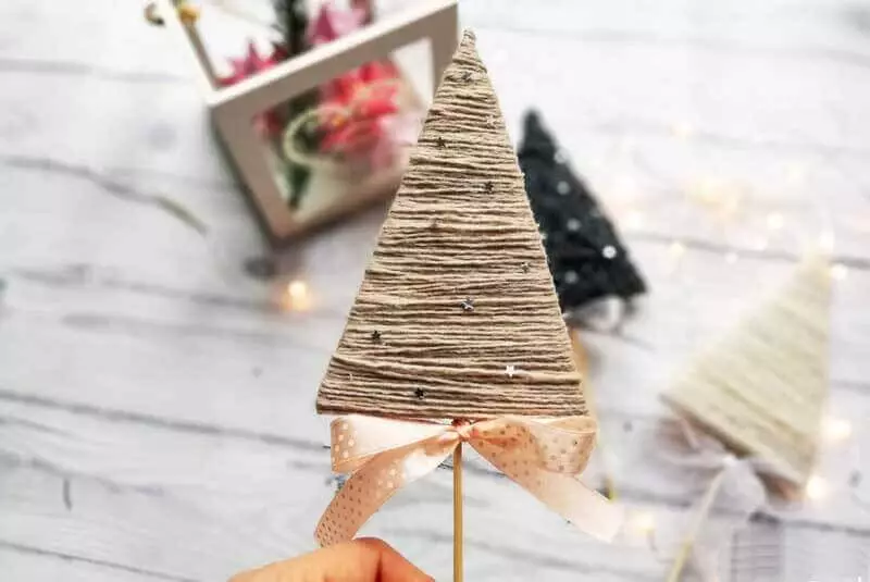Božićno drvce od kartona. Kako napraviti božićno drvo kartona vlastitim rukama? 242_11