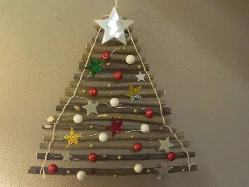 Árbol de navidad de las ramas. Árbol de ramas con sus manos.