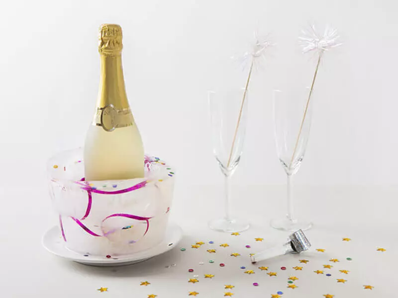 Champagne đứng cho năm mới bằng tay của bạn 2481_1