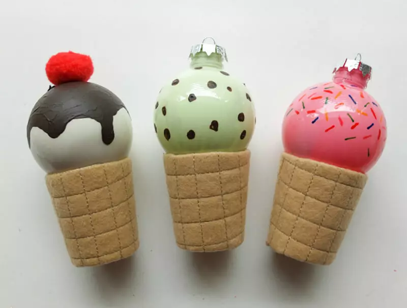 TOY TOY TOY I ice cream. Ang kahoy nga pasko nga toy ice cream sa iyang mga kamot 2527_8