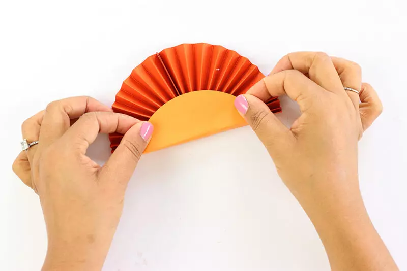Χειροκίνητα χειροτεχνία: μανταρίνια, πορτοκαλί, λεμόνι και καρπούζι από χαρτί με τα χέρια τους