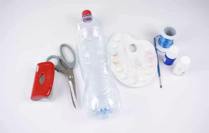 प्लास्टिकच्या बाटल्यांमधील हिमवर्षाव स्वतःला करतात 259_4