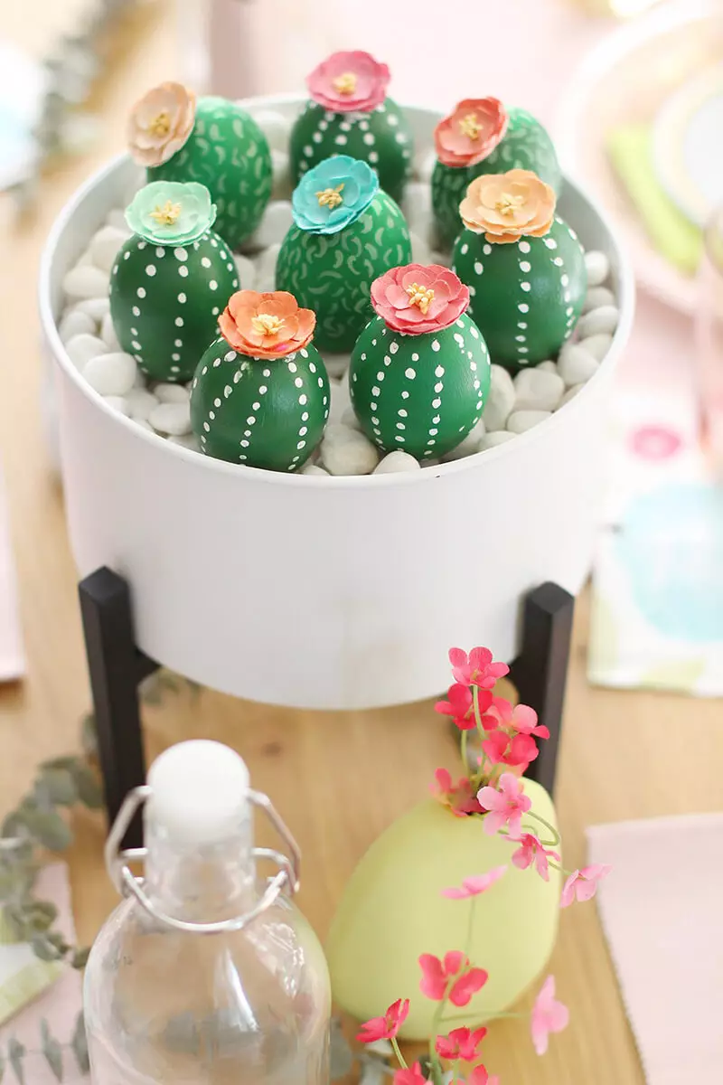 Bawo ni lati ṣe awọn ẹyin ni ipilẹṣẹ fun Ọjọ ajinde Kristi? Awọn ẹyin Ọjọ ajinde Kristi ni irisi cacti ṣe ara rẹ 2612_2