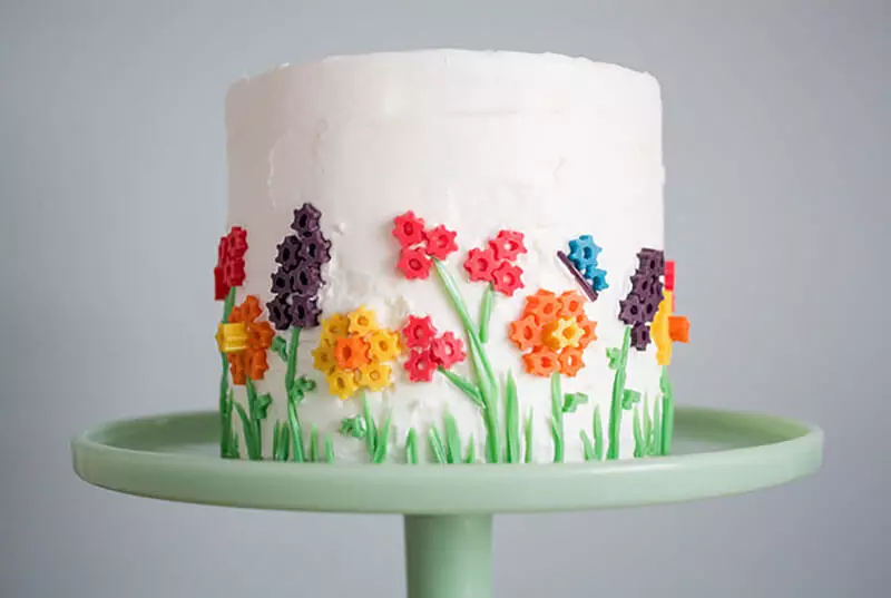 Cake versierd met snoepjes. Decoratie van cakebloemen van snoepjes met hun eigen handen 2636_1