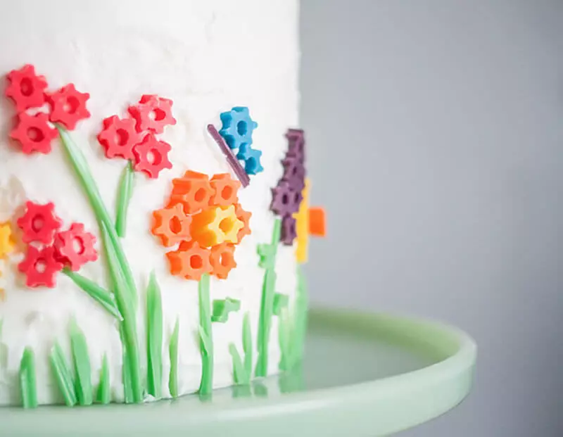 Cake versierd met snoepjes. Decoratie van cakebloemen van snoepjes met hun eigen handen 2636_7