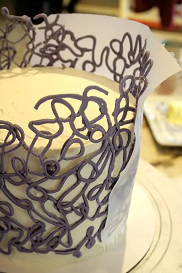 Si të dekoroj një tortë boronicë me duart tuaja?
