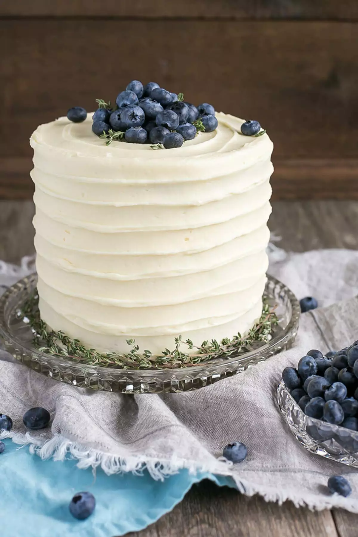Bagaimana cara menghias kue blueberry dengan tangan Anda sendiri?