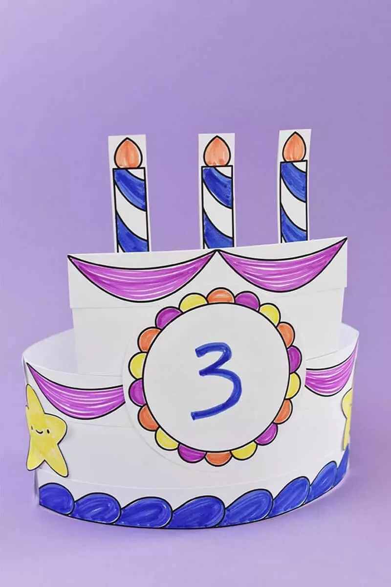 来自纸的蛋糕。如何用自己的双手制作一个生日的纸蛋糕？